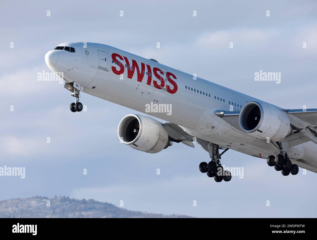 Flugbetrieb auf dem Flughafen Zürich-Kloten mit Passagierflugzeugen der ...