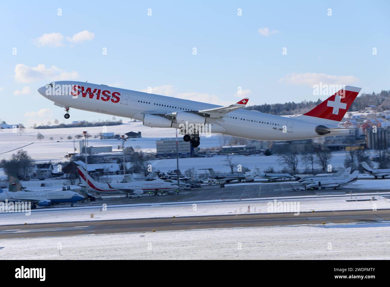Flugbetrieb auf dem Flughafen Zürich-Kloten mit Passagierflugzeugen der ...
