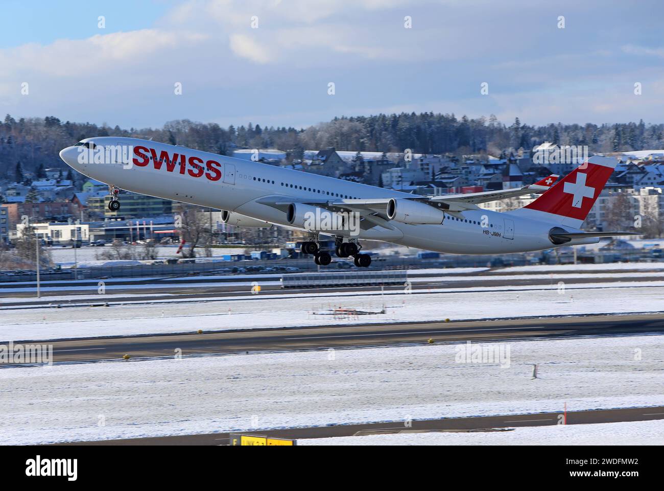 Flugbetrieb auf dem Flughafen Zürich-Kloten mit Passagierflugzeugen der ...