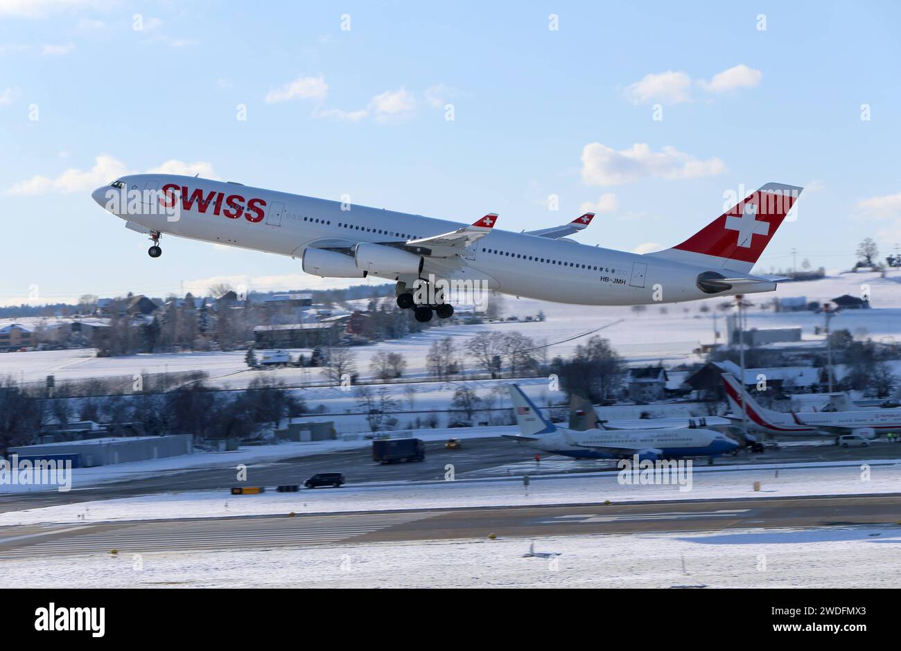 Flugbetrieb auf dem Flughafen Zürich-Kloten mit Passagierflugzeugen der ...