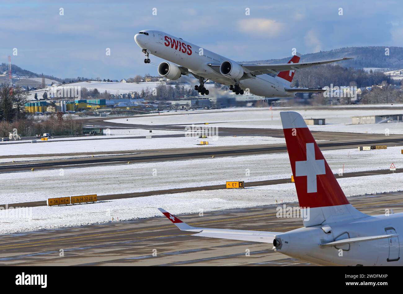 Flugbetrieb auf dem Flughafen Zürich-Kloten mit Passagierflugzeugen der ...