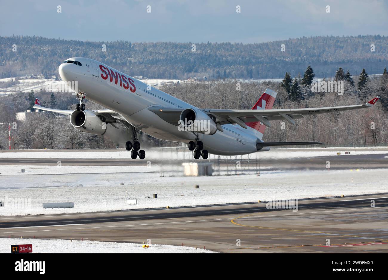 Flugbetrieb auf dem Flughafen Zürich-Kloten mit Passagierflugzeugen der ...