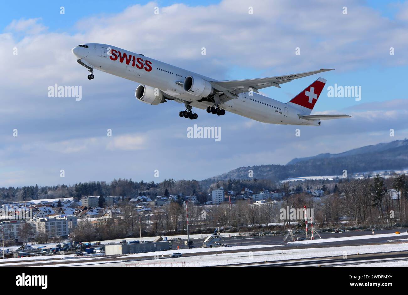 Flugbetrieb auf dem Flughafen Zürich-Kloten mit Passagierflugzeugen der ...