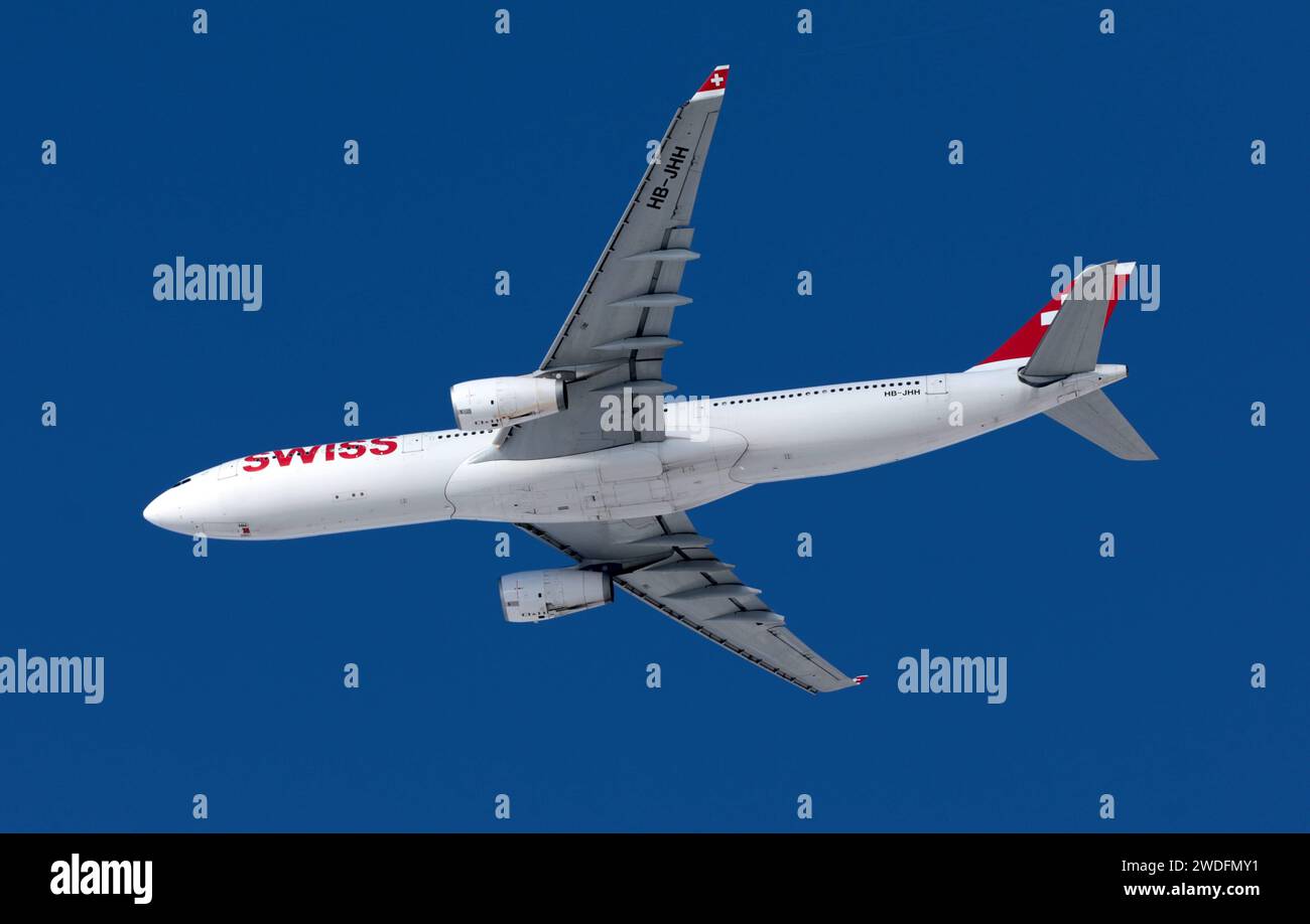 Flugbetrieb auf dem Flughafen Zürich-Kloten mit Passagierflugzeugen der ...