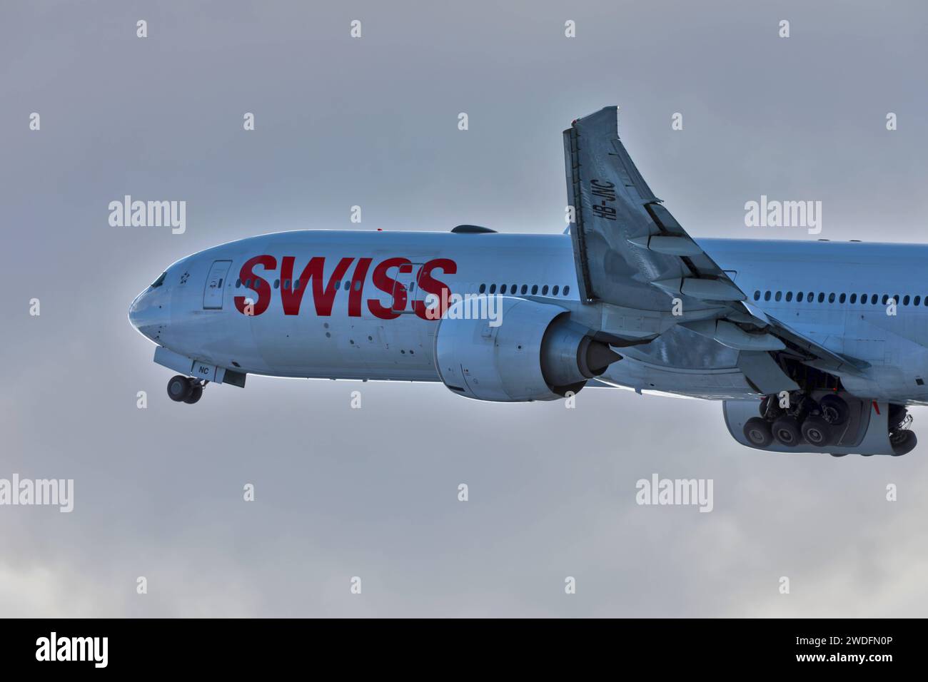 Flugbetrieb auf dem Flughafen Zürich-Kloten mit Passagierflugzeugen der ...