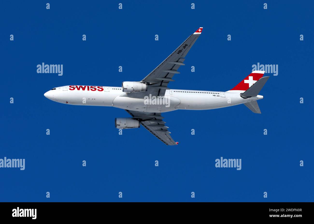 Flugbetrieb auf dem Flughafen Zürich-Kloten mit Passagierflugzeugen der ...