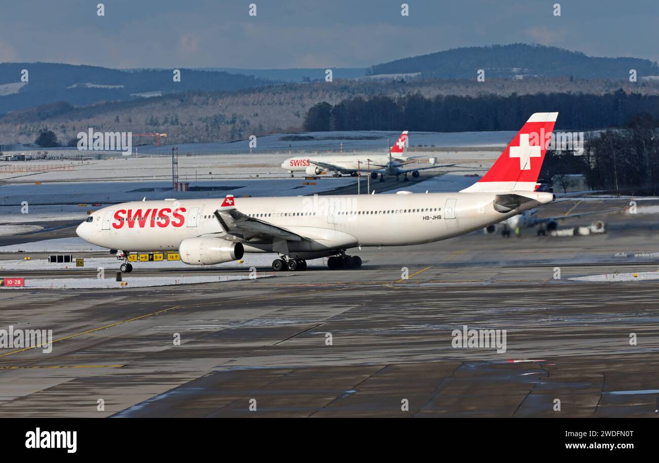 Flugbetrieb auf dem Flughafen Zürich-Kloten mit Passagierflugzeugen der ...