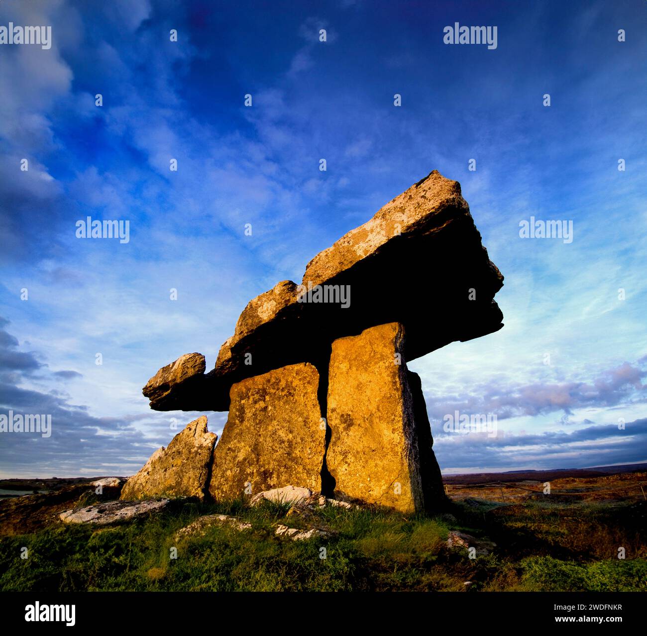 Poulnabrone Dolmen ,County Clare, Ireland Stock Photo - Alamy