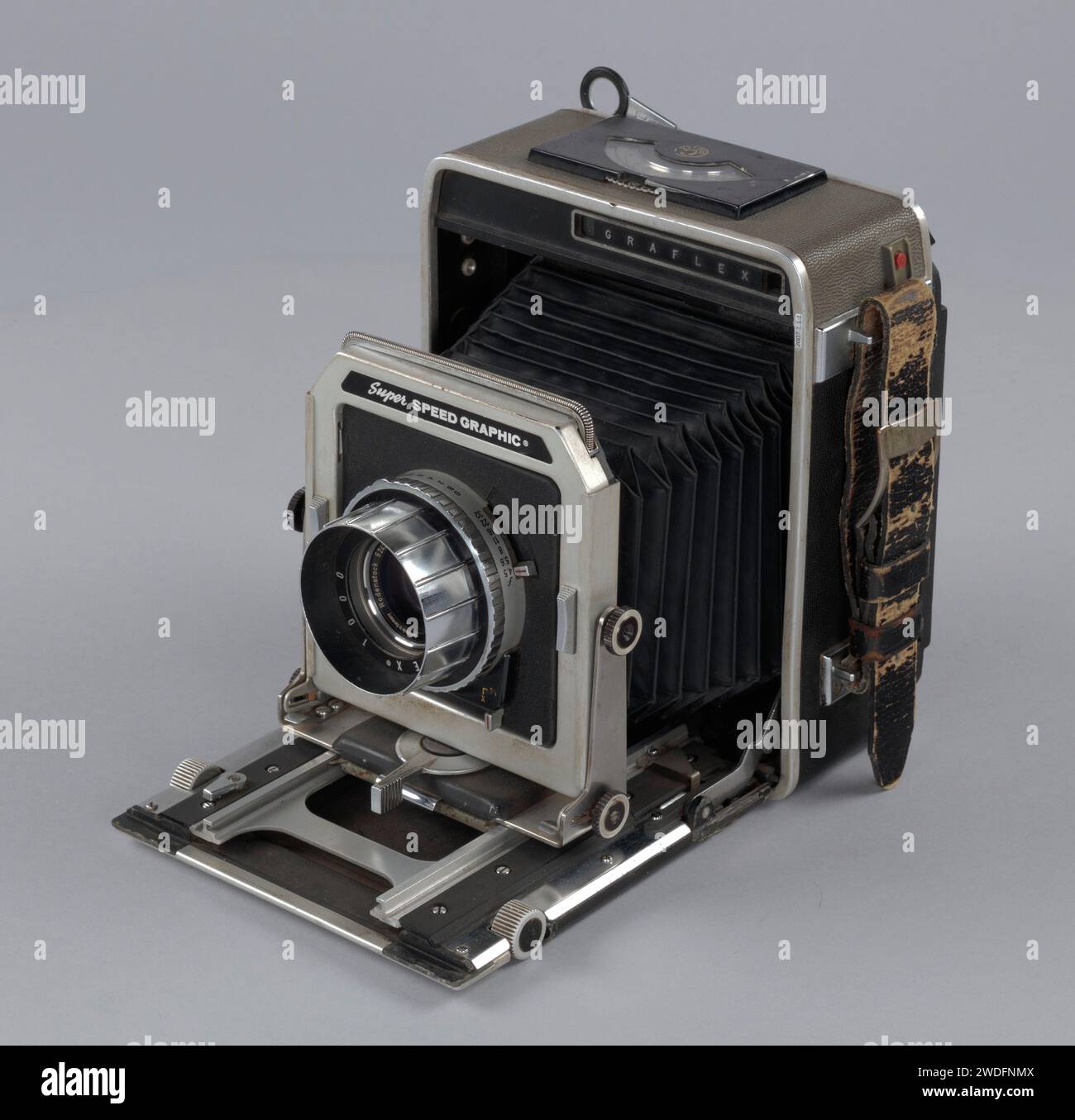 A Pacemaker Speed Graphic 4x5 camera in black and silver, Graflex Inc ...