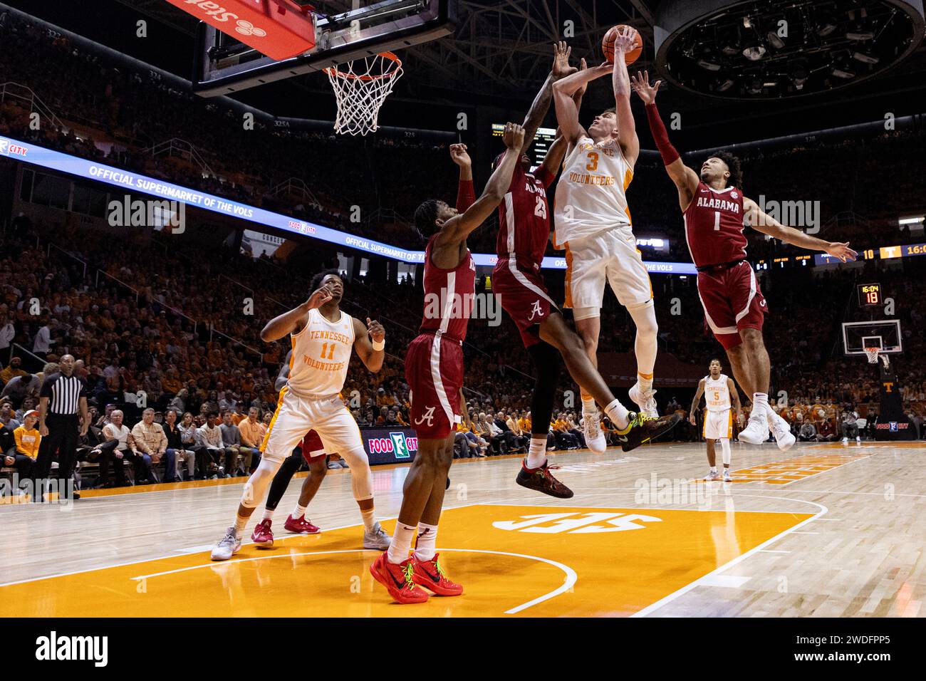 Tennessee guard Dalton Knecht (3) shoots over Alabama forward Nick ...