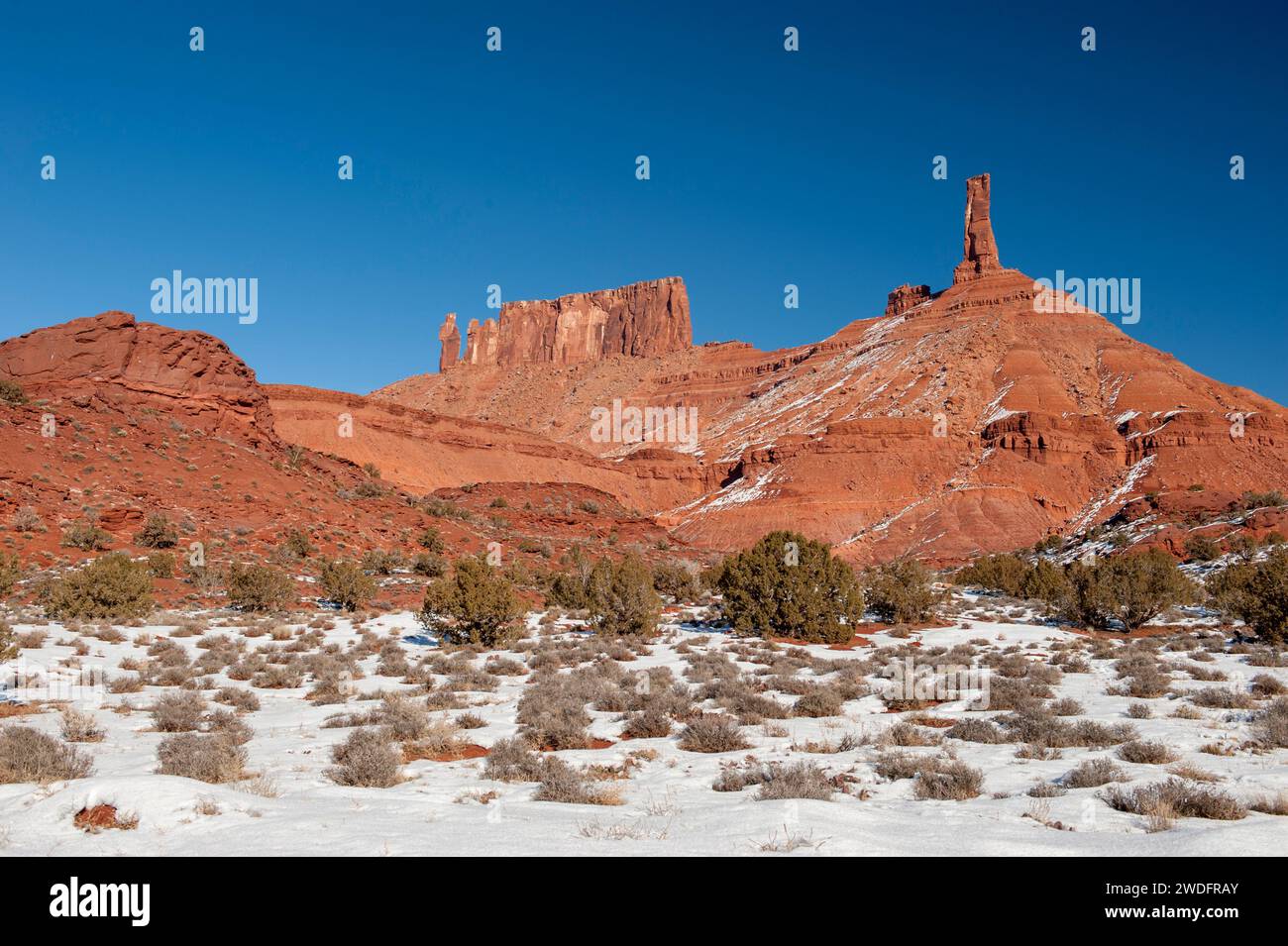 Priest and nuns right hi-res stock photography and images - Alamy