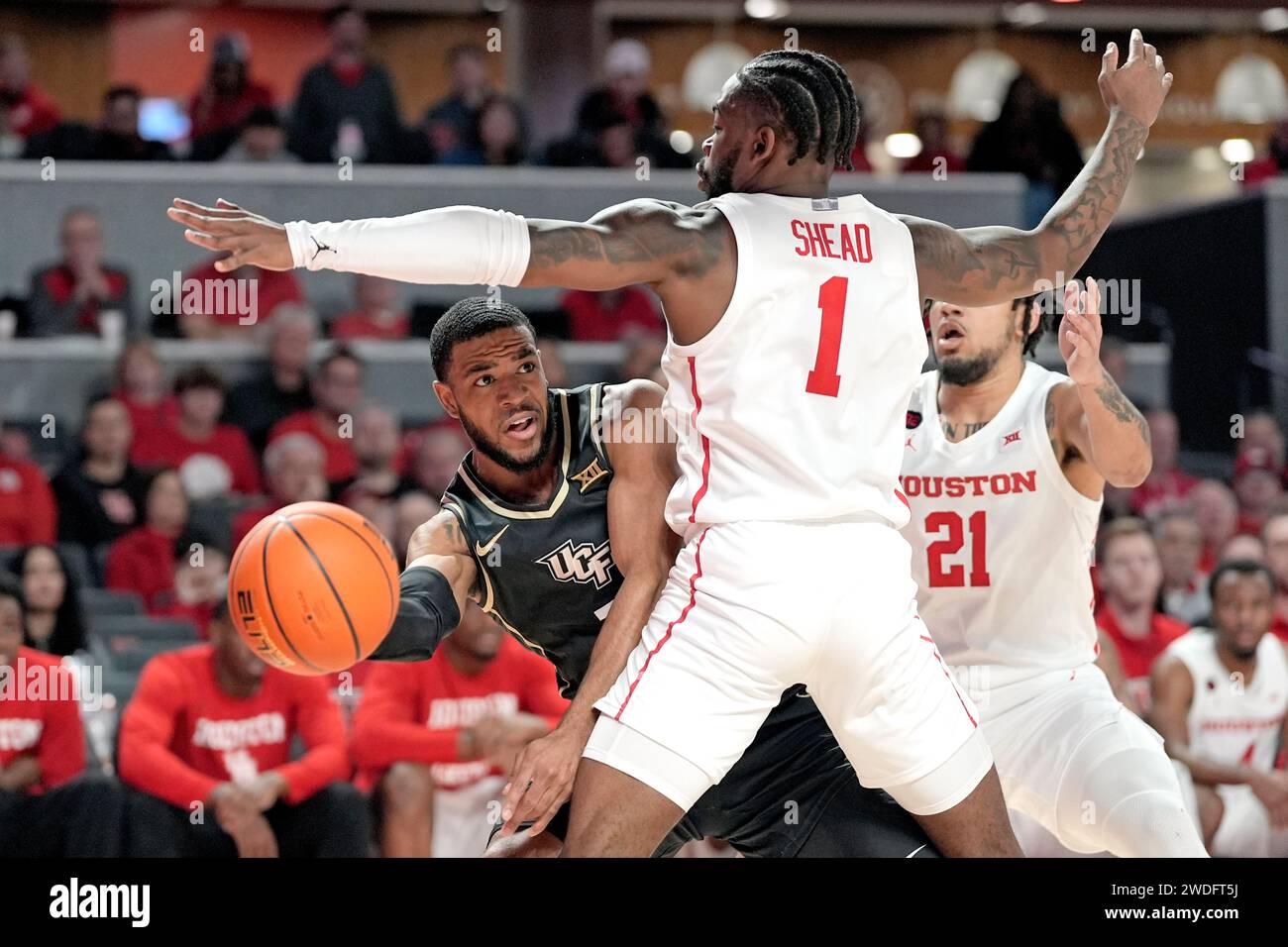 Central Florida's Darius Johnson (3) passes the ball around Houston's ...