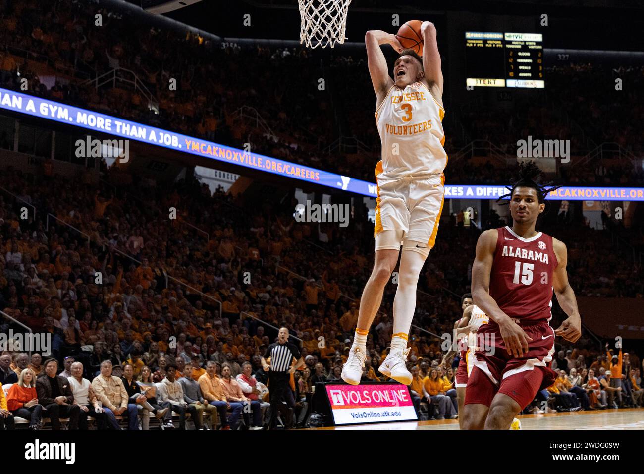 Tennessee guard Dalton Knecht (3) goes for a dunk past Alabama forward ...