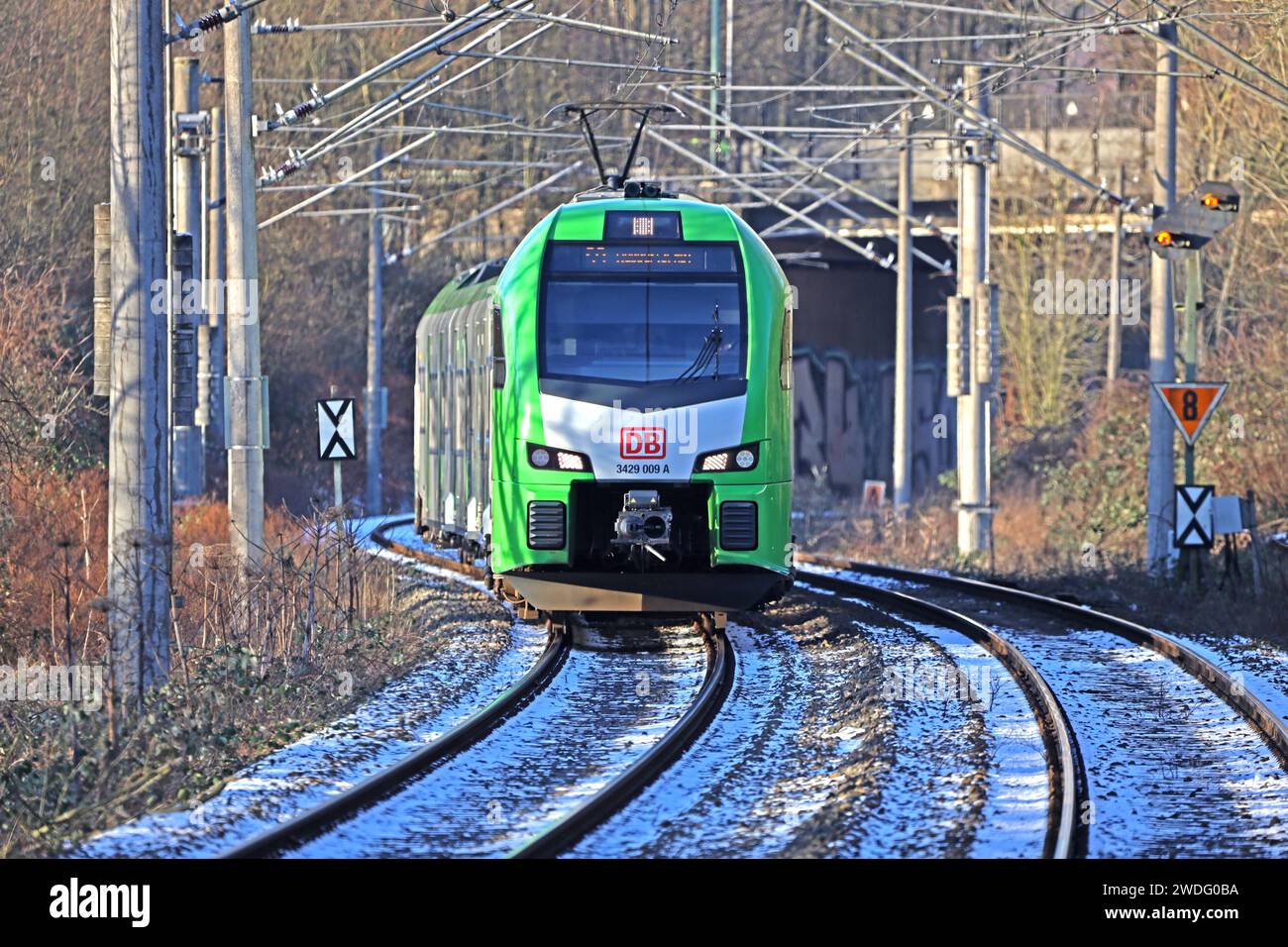 S-Bahn Rhein/Ruhr Linie S9 Die S9 der DB-Regio S-Bahn Rhein/Ruhr durchfährt einen landschaftlich ...