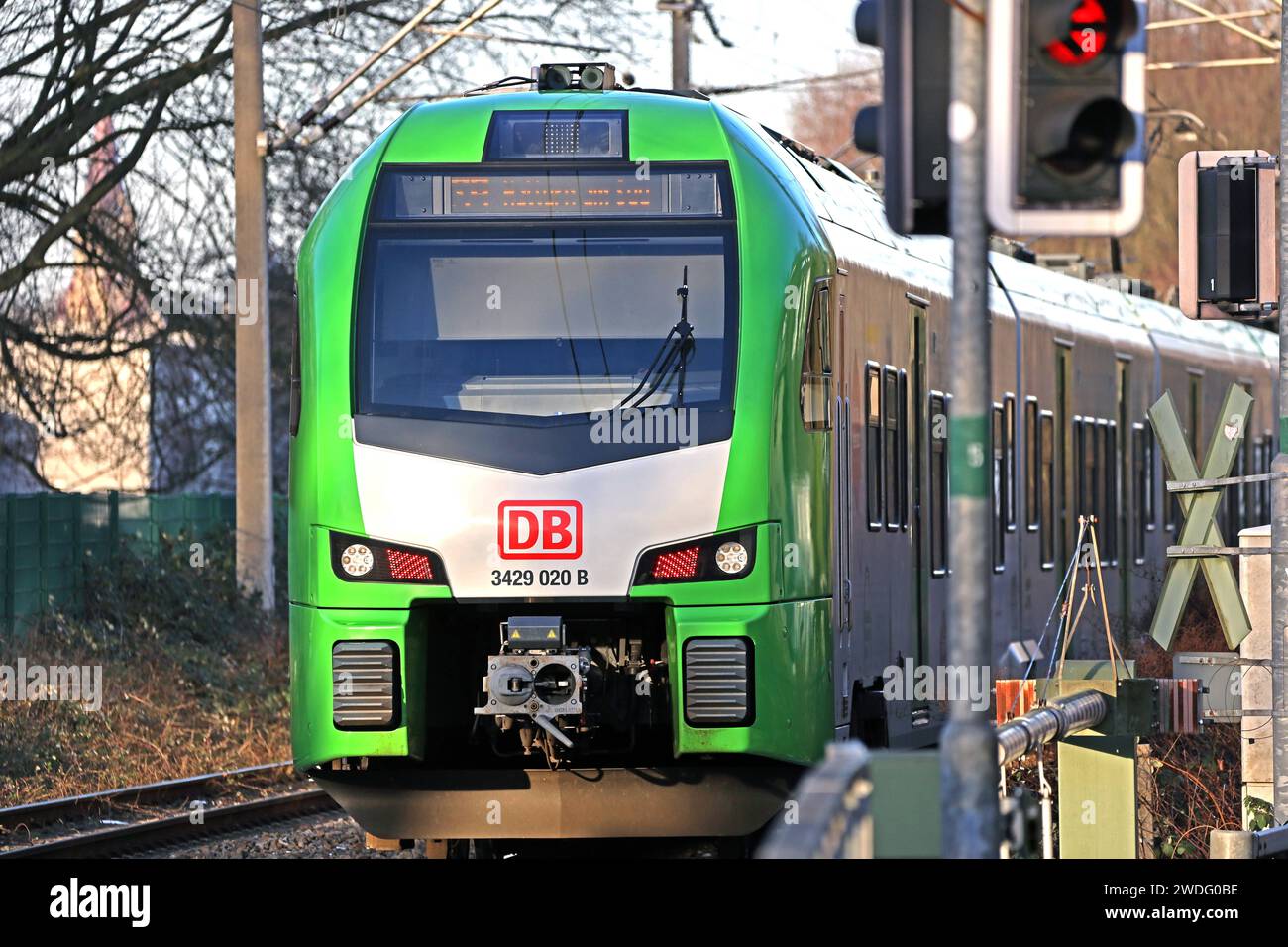 S-Bahn Rhein/Ruhr Linie S9 Die S9 der DB-Regio S-Bahn Rhein/Ruhr durchfährt einen landschaftlich ...