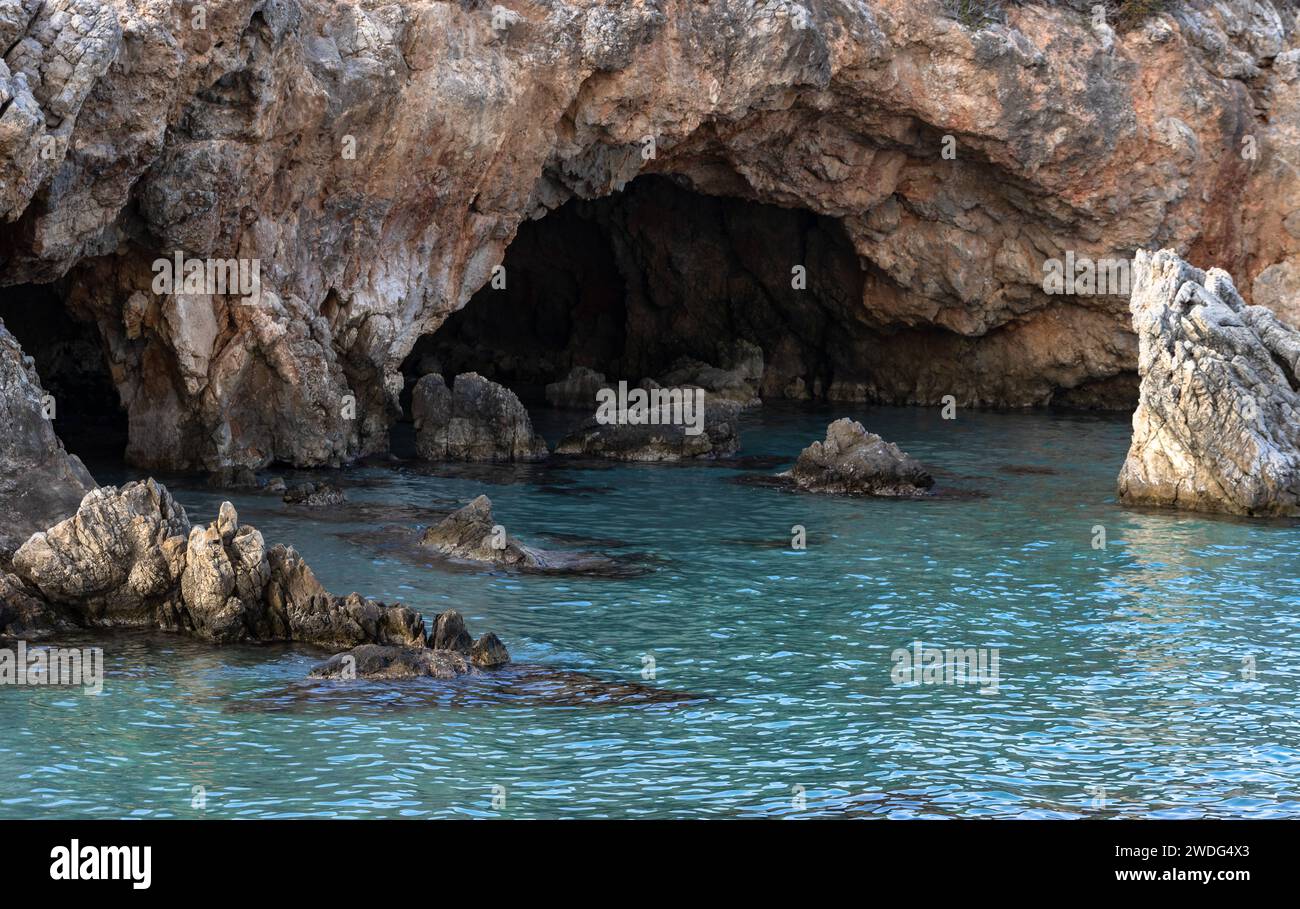 Felsenhöhle Felsenhöhle im Meer auf Creta in Griechenland *** Rock cave ...