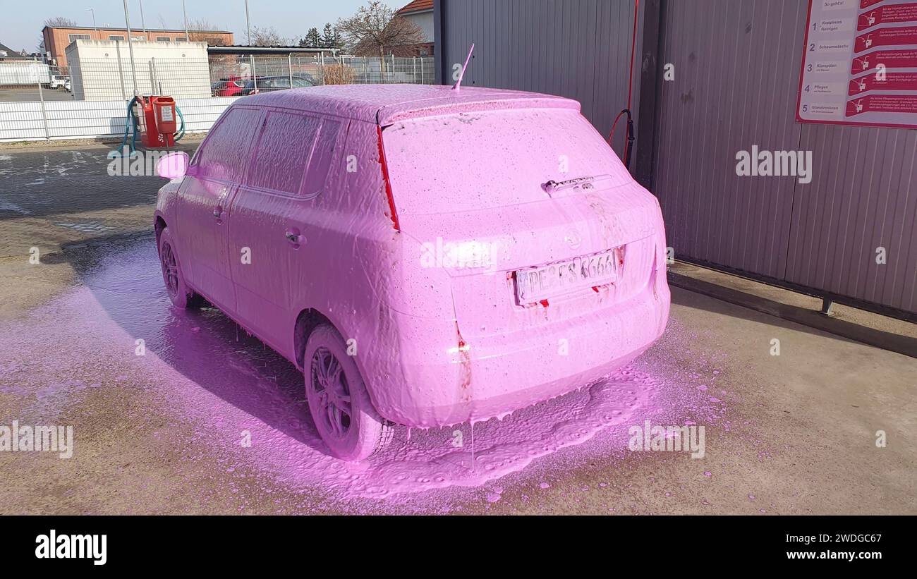 Foam car cleaning hi-res stock photography and images - Alamy
