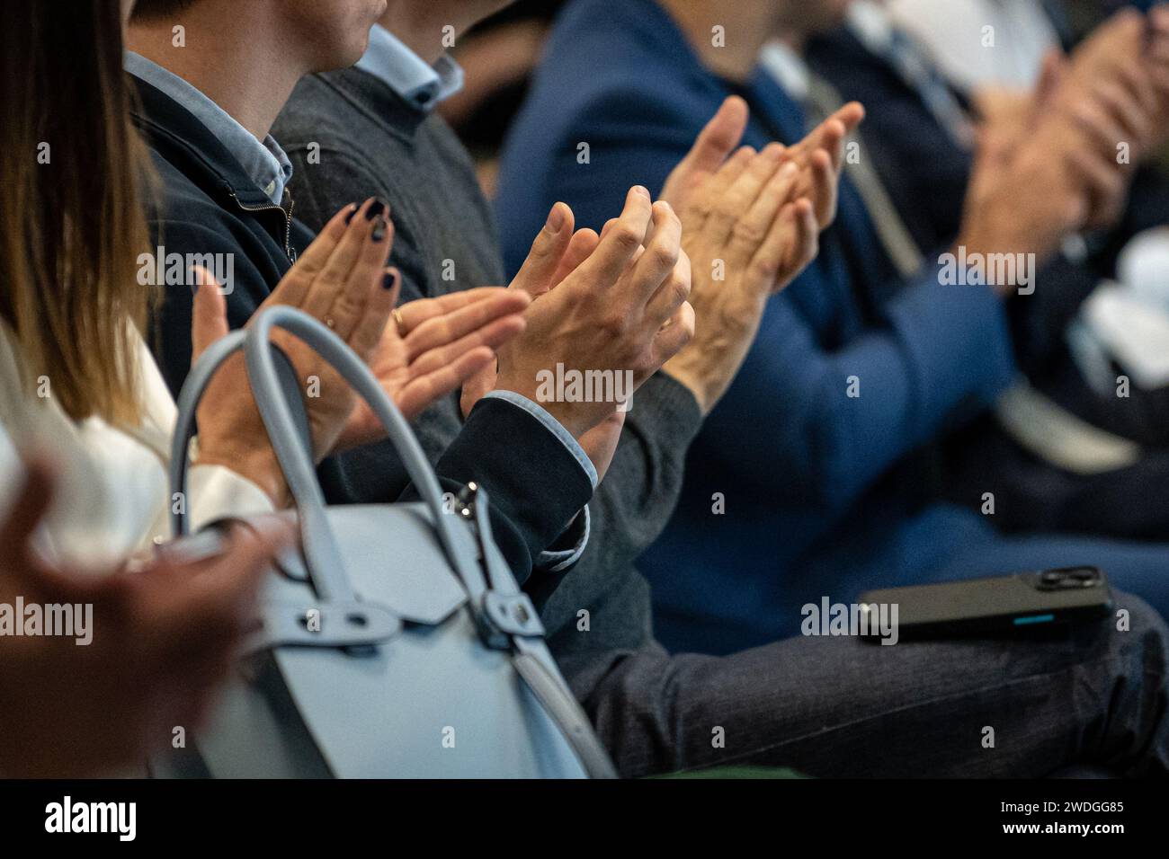 Clapping audience hi-res stock photography and images - Alamy
