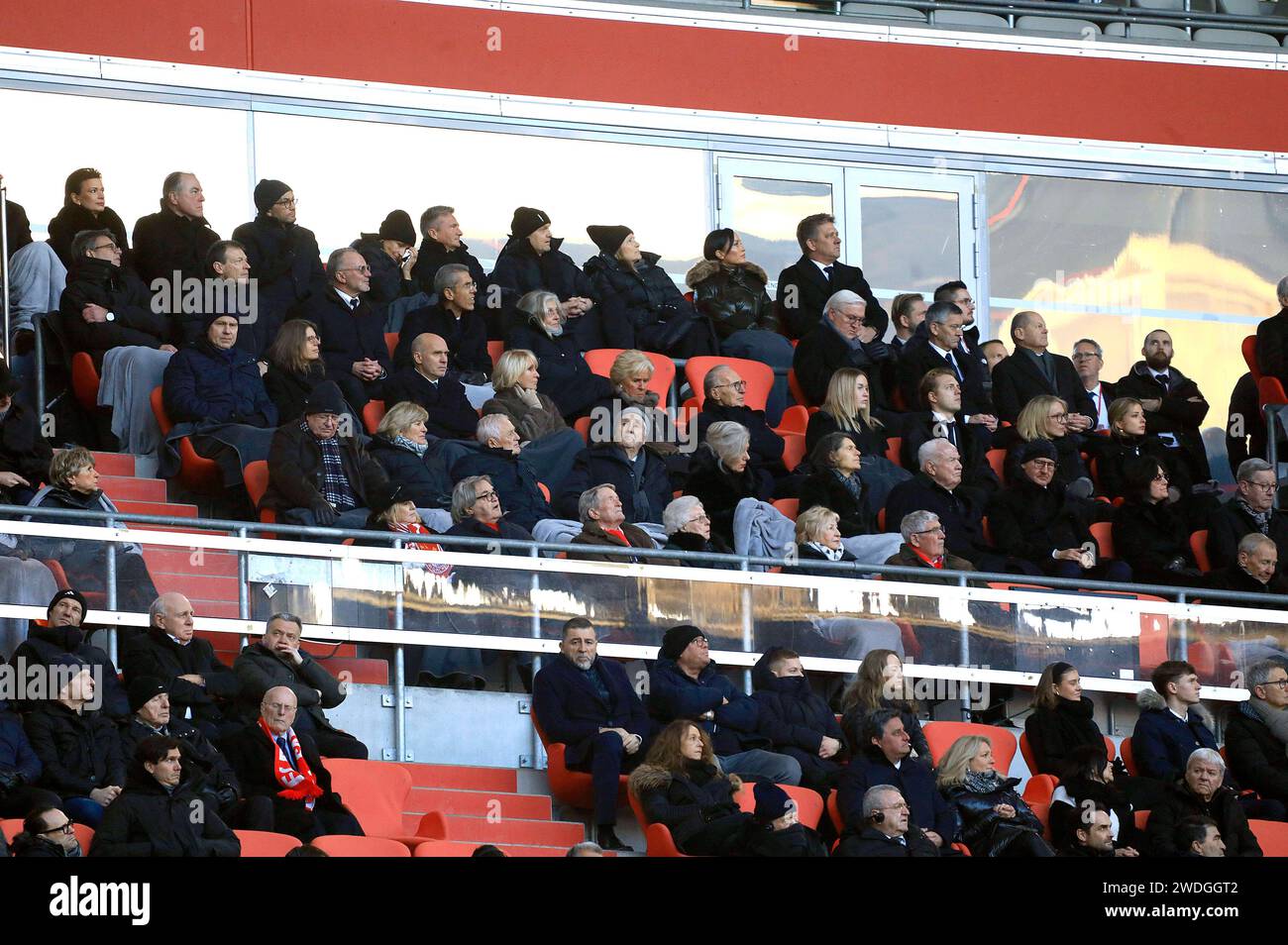 Die Gästetribüne mit Dieter Hoeneß, Karl-Heinz Rummenigge, Patricia ...