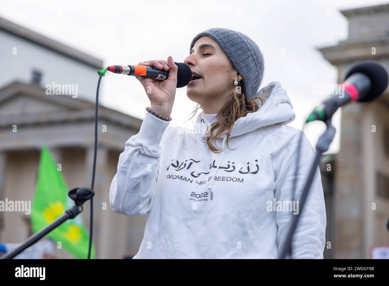 Demo Demokratie Verteidigen Deutschland, Berlin am 14.01.2024: Deutsch-iranische Künstlerin und ...