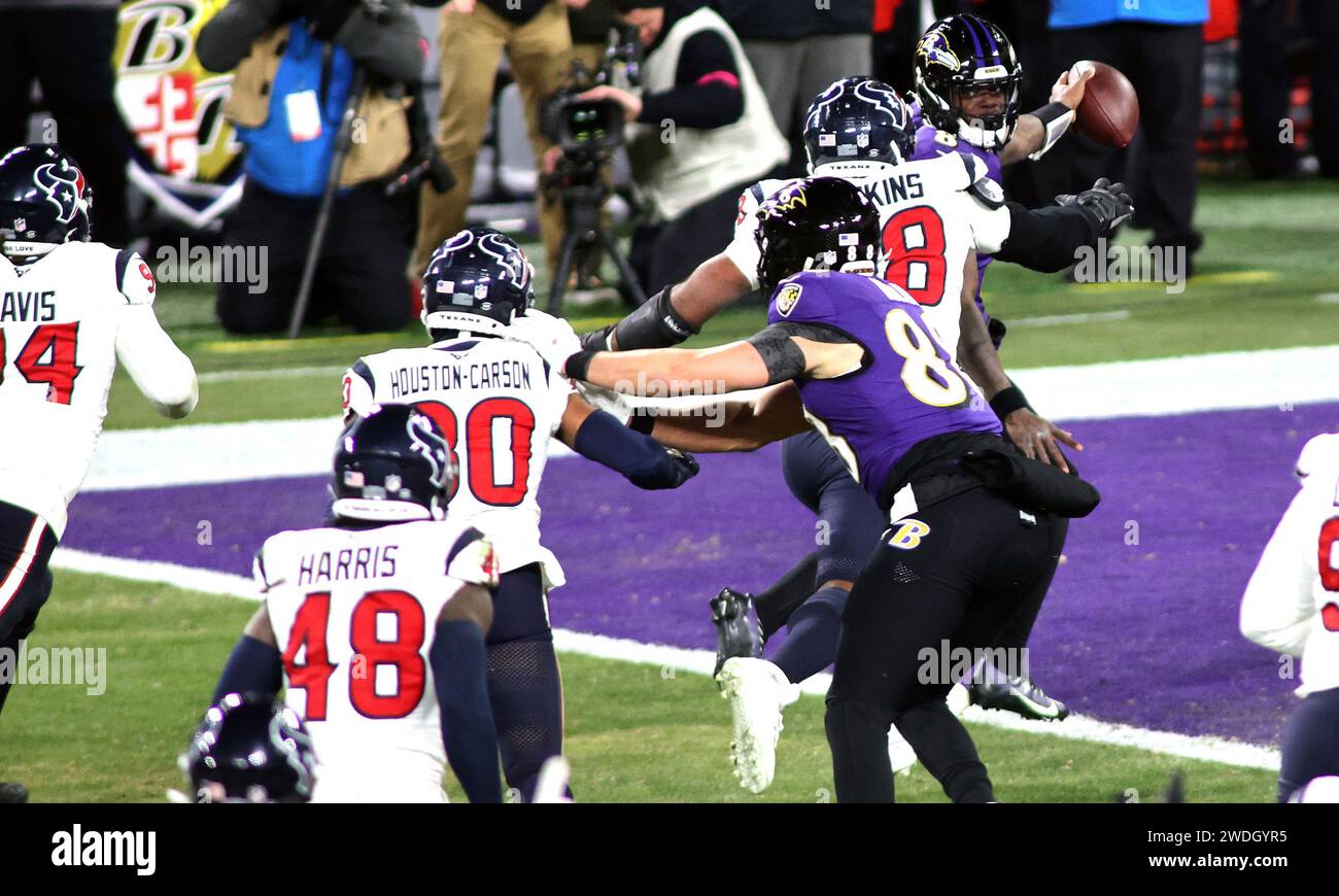 Baltimore Ravens quarterback Lamar Jackson (8) scores a touchdown ...