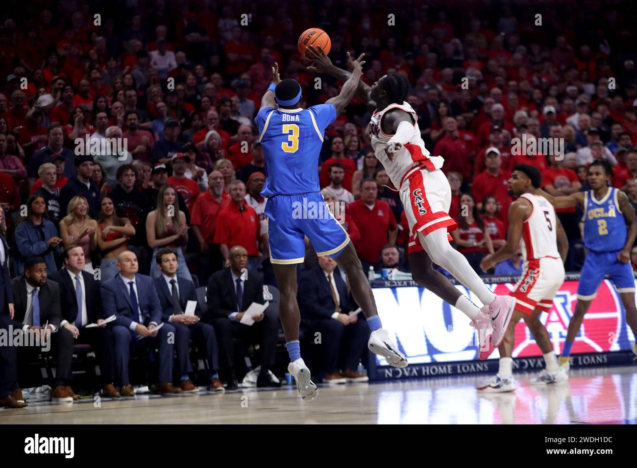 TUCSON, AZ - JANUARY 20: Arizona Wildcats center Oumar Ballo #11 ...
