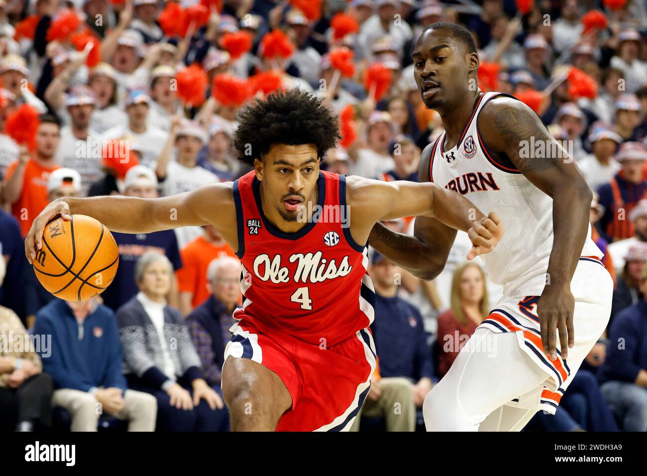 Mississippi forward Jaemyn Brakefield (4) drives around Auburn forward Jaylin Williams (2 ...
