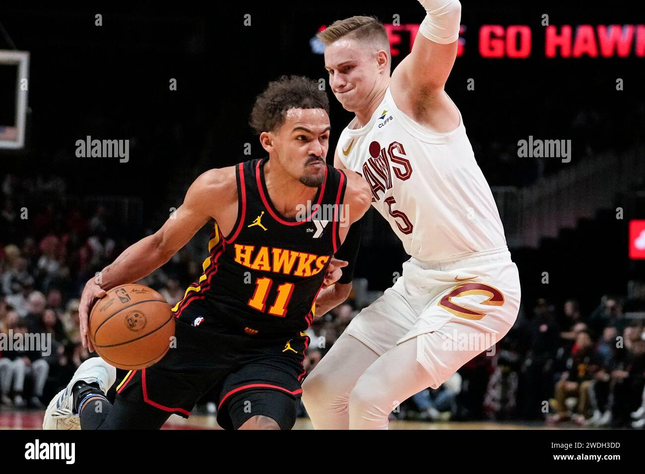 Atlanta Hawks guard Trae Young (11) drives the ball to the basket ...