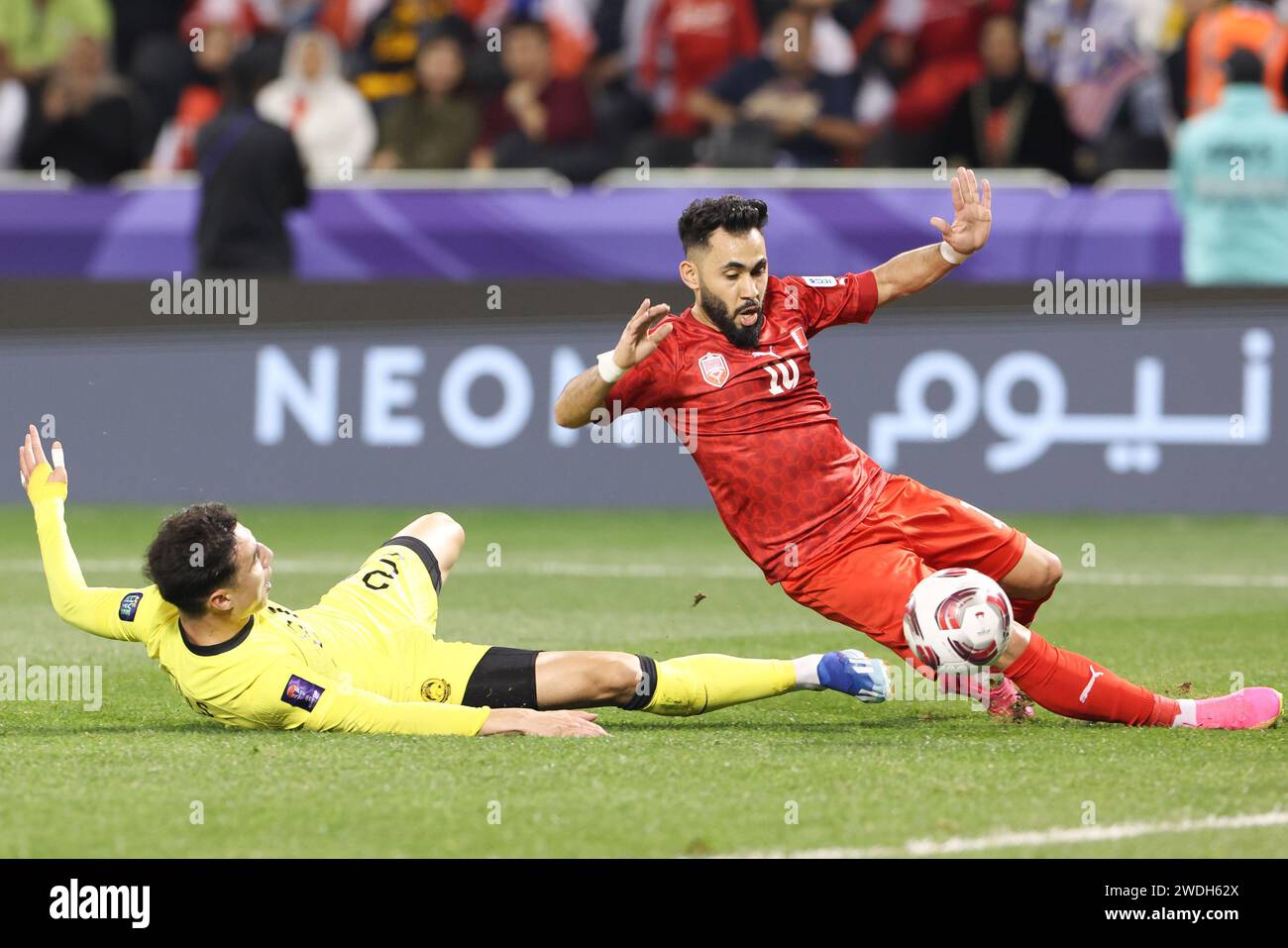 Doha, Qatar. 20th Jan, 2024. Komail Alaswad (R) of Bahrain vies against ...
