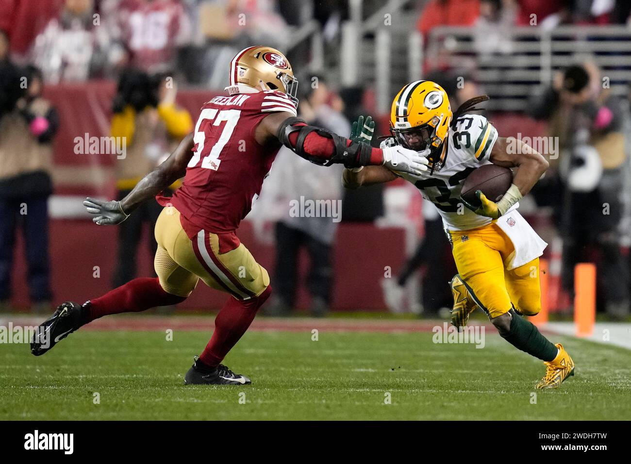 Green Bay Packers running back Aaron Jones (33) runs against San ...
