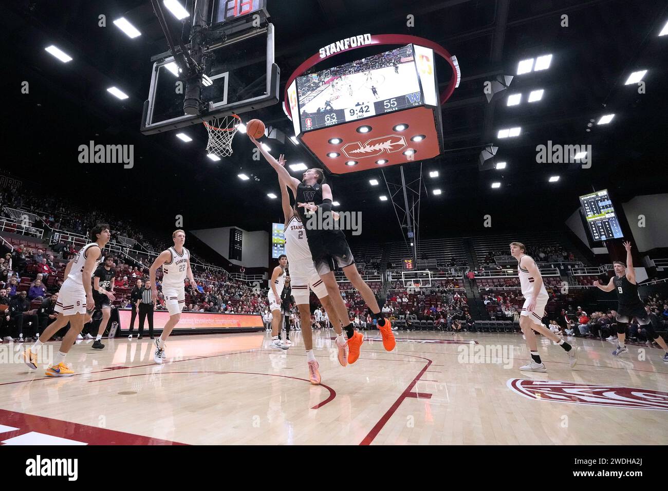 Washington forward Moses Wood, center right, drives to the basket ...