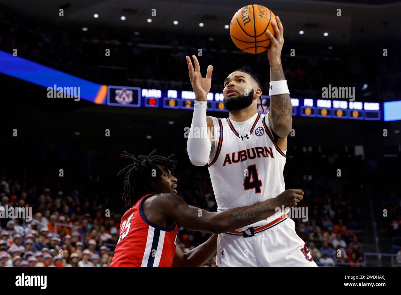 Auburn forward Johni Broome (4) shoots next to Mississippi forward ...