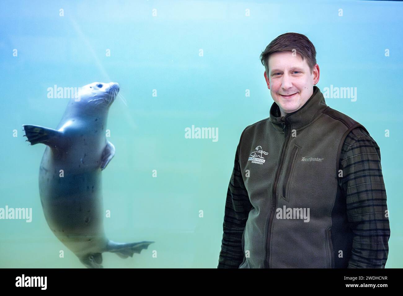 Norddeich, Germany. 17th Jan, 2024. Tim Fetting, head of animal care at ...