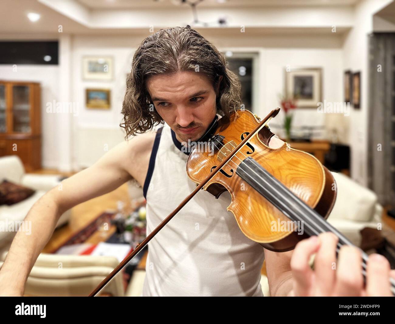 Man playing violin hi-res stock photography and images - Alamy