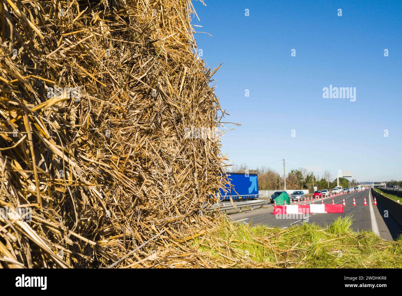 Carbonne, France. 20th Jan, 2024. Bales of hay in the middle of the A64 ...