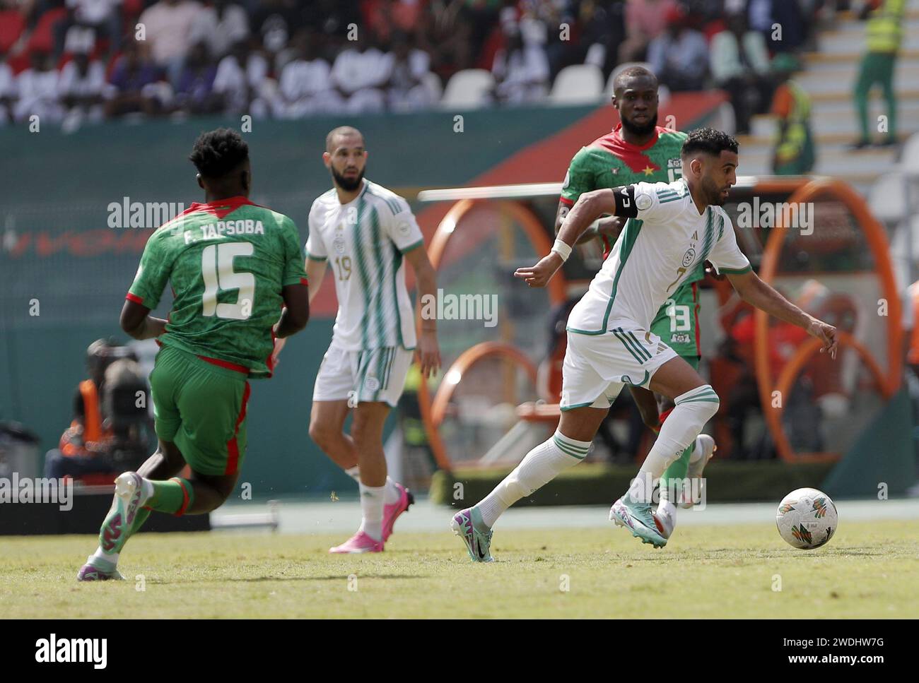 © Anis/APP/MAXPPP - L'Algerien RIYAD KARIM MAHREZ (R) se bat pour le ...