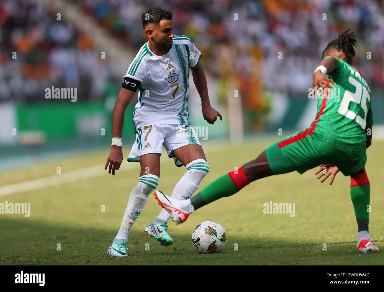 © Anis/APP/MAXPPP - L'Algerien RIYAD KARIM MAHREZ (L) se bat pour le ...