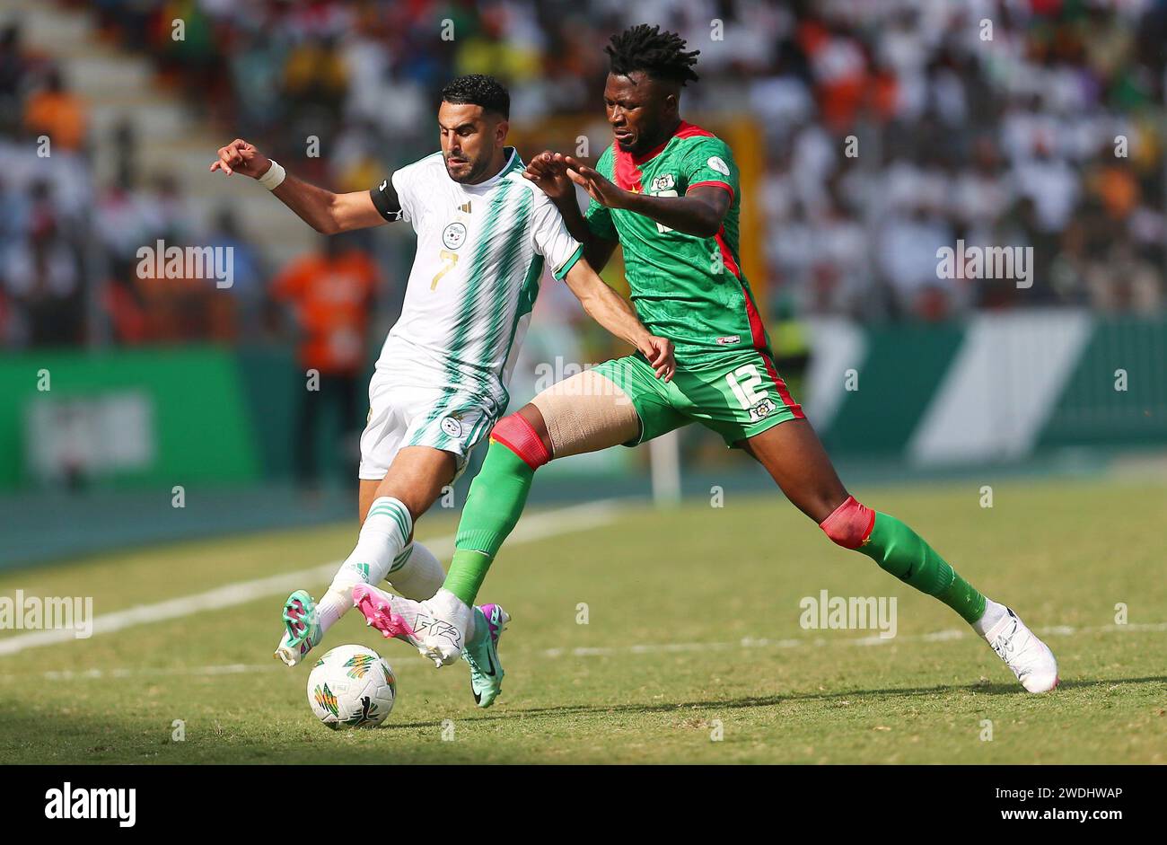 © Anis/APP/MAXPPP - L'Algerien RIYAD KARIM MAHREZ (L) se bat pour le ...