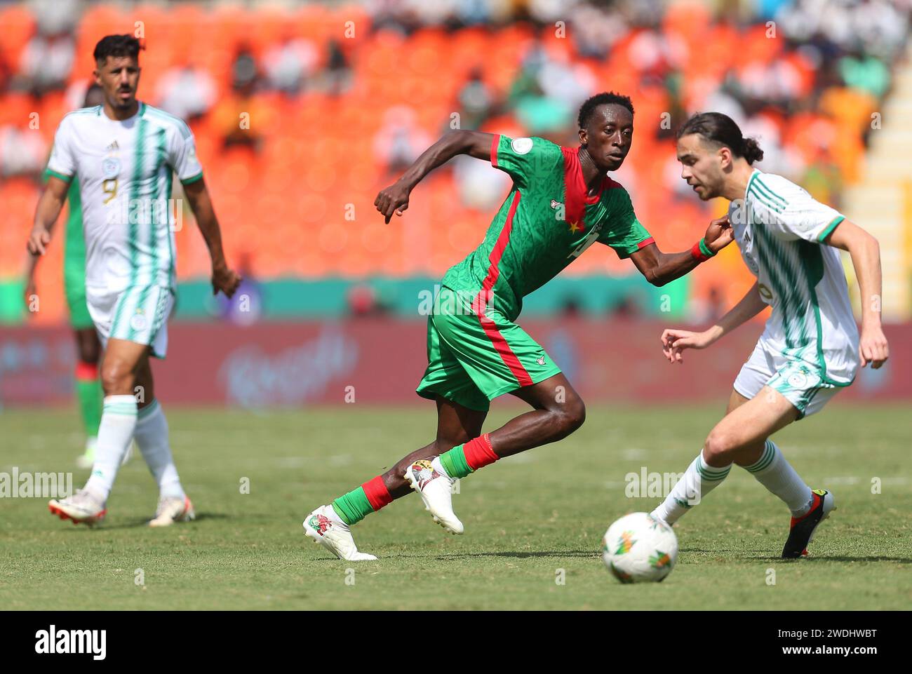 © Anis/APP/MAXPPP - L'Algerien RAMIZ LARBI ZERROUKI (R) se bat pour le ...