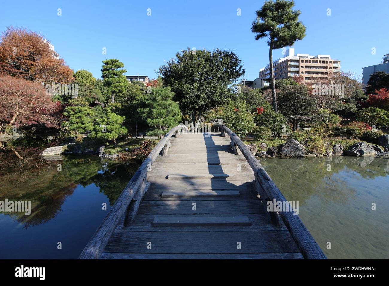Ingetsu Pond, Shinsetsu Bridge and autumn leaves in Shosei-en Garden ...