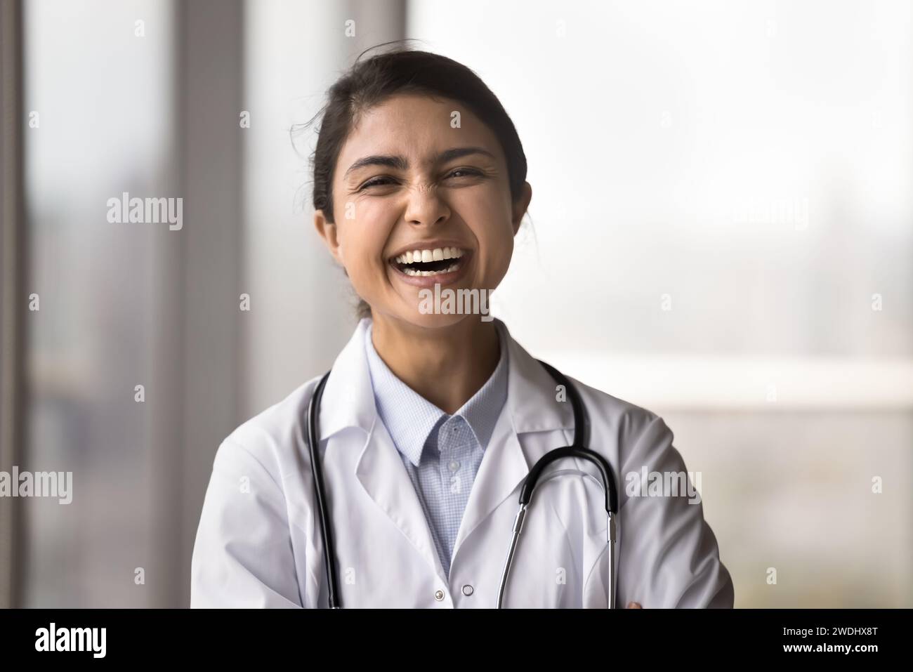 Doctor woman looking camera hi-res stock photography and images - Alamy