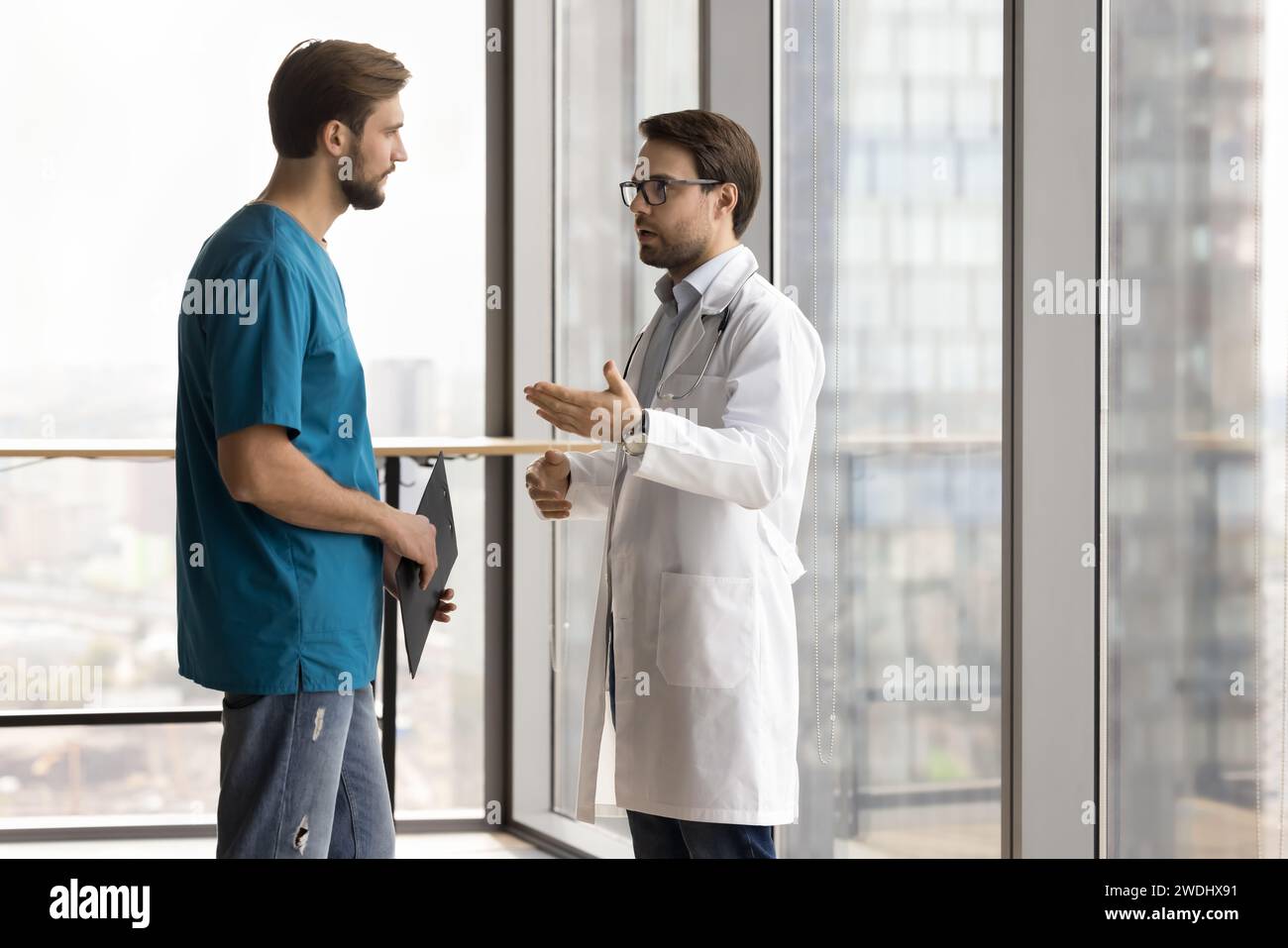 Doctor giving instructions nurse hi-res stock photography and images ...