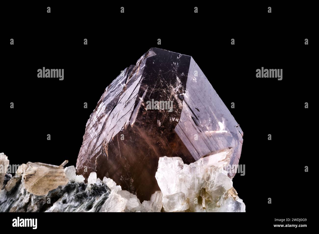 axinite crystal (from Saint-Christophe-en-Oisans, France) photography ...