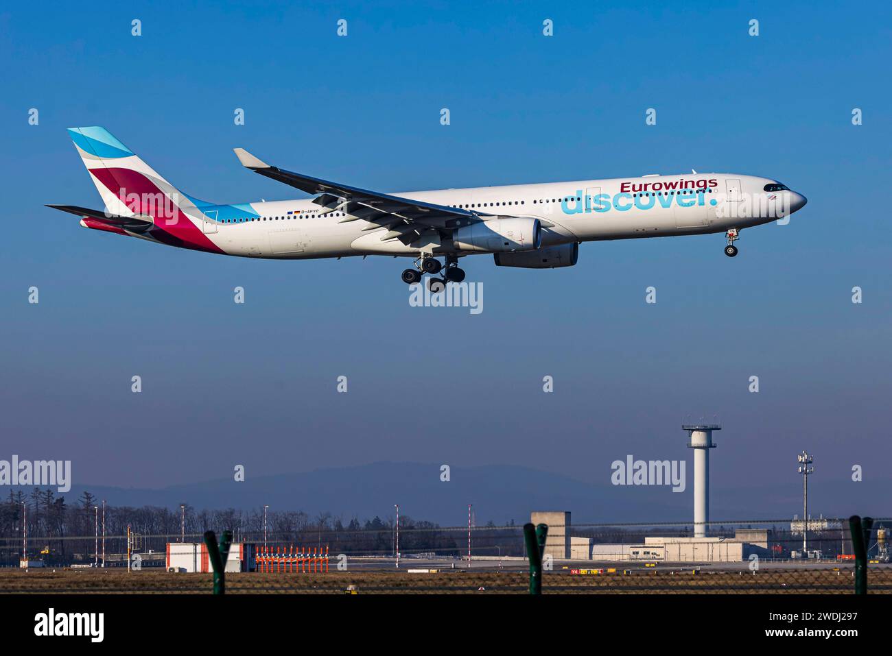 Flugzeug am Frankfurt Airport, Flughafen Fraport. D-AFYQ, DISCOVER AIRLINES, AIRBUS A330-343 ...