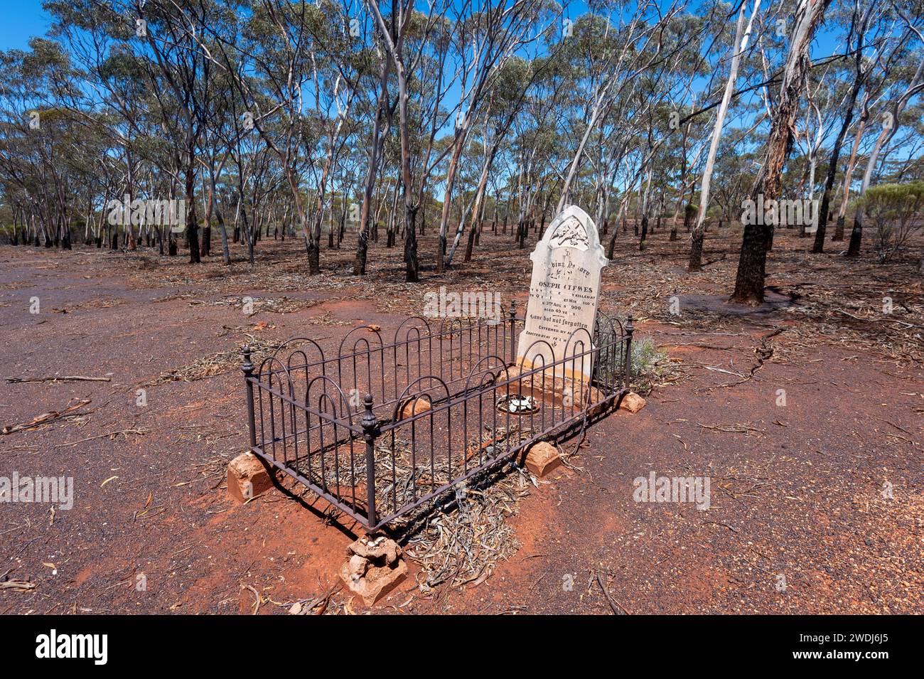 Bush grave in Bulong old cemetery, a ghost town in the Goldfields ...