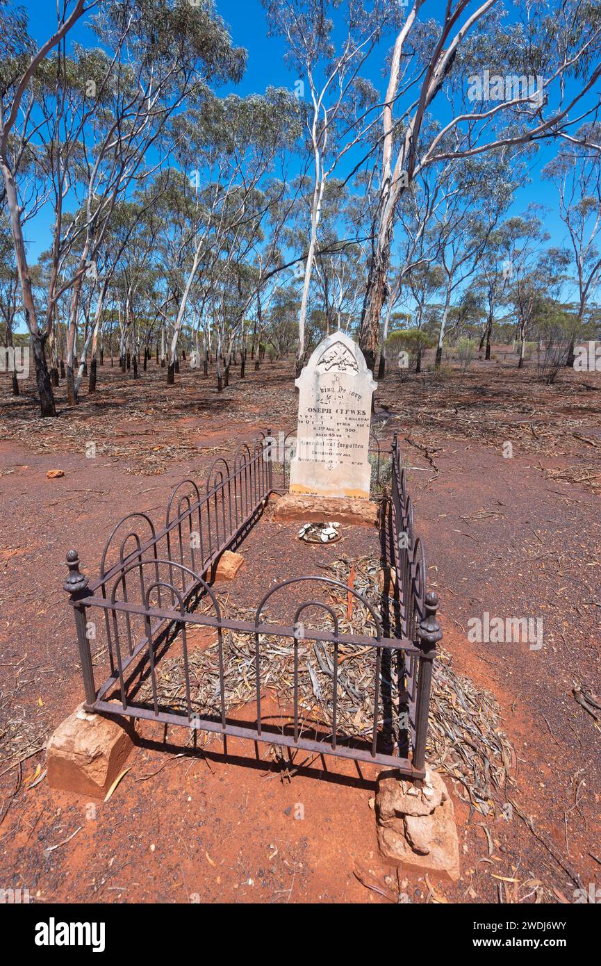 Bush grave in Bulong old cemetery, a ghost town in the Goldfields-Esperance region of Western ...