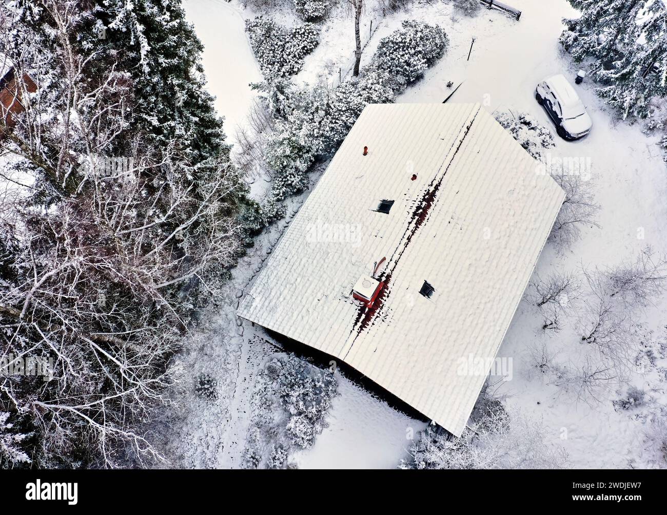 Snow roof house top covered hi-res stock photography and images - Alamy