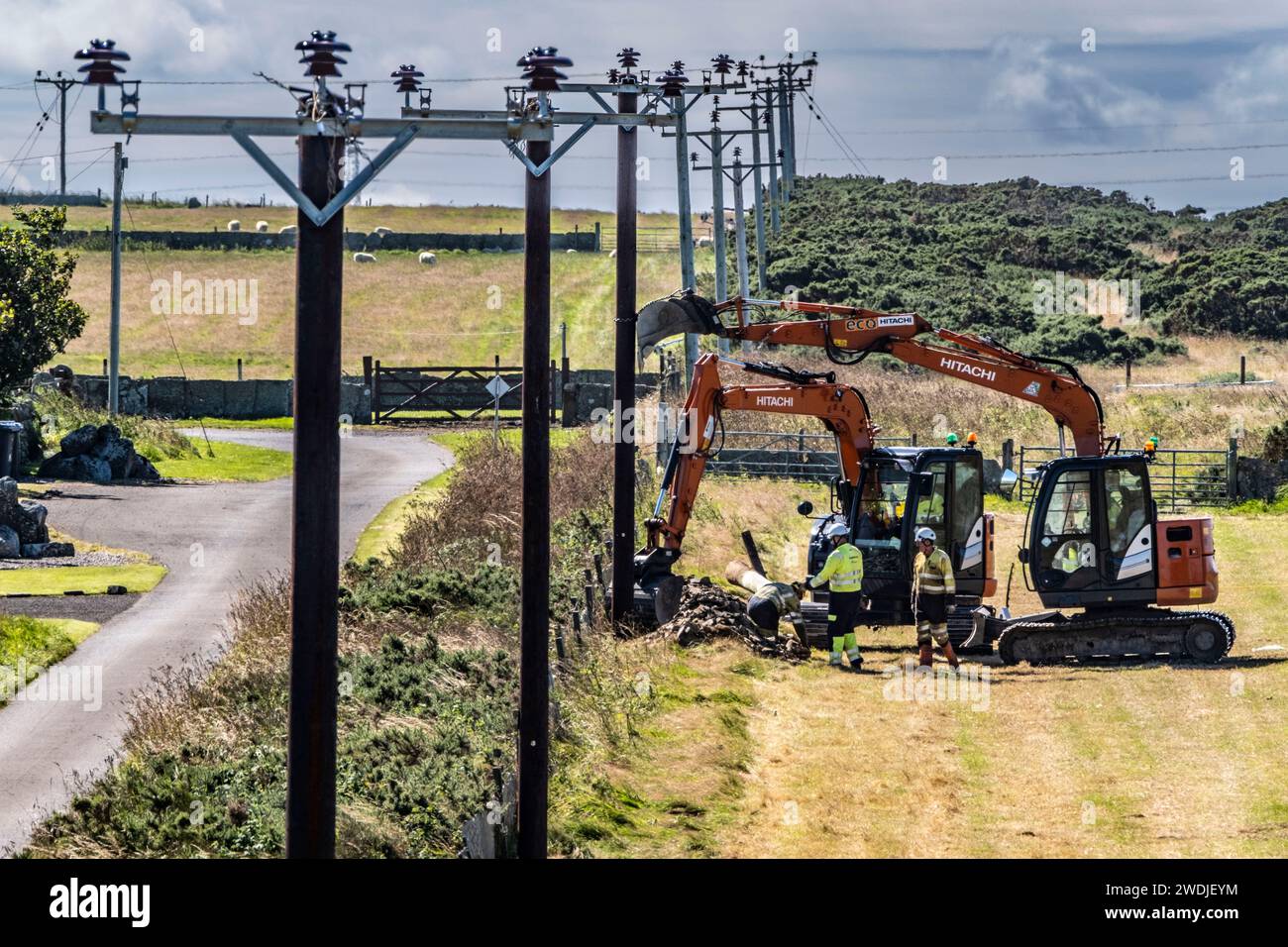 Overhead electric line equipment hi-res stock photography and images ...