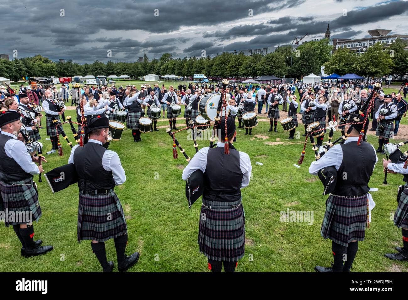 Scottish pipers hi-res stock photography and images - Alamy
