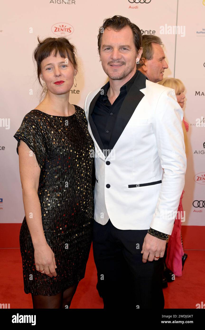 Felix Klare mit Ehefrau Zora Thiessen beim 48. Deutschen Filmball 2024 ...
